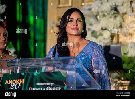 Dr Ruby Dhalla Presenting The Dr Neil Dhalla Award Of Excellence Stock