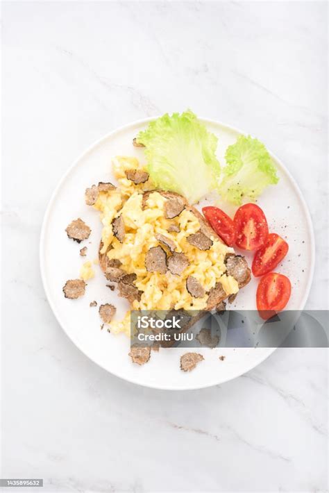 검은 송로 버섯 빵 토마토 흰색 배경과 스크램블 드 에그 레시피 블랙 트러플 미식 브런치 아침 식사 피에몬테 이탈리아 스페인 프랑스의 건강한 요리법 상위 뷰 0명에 대한