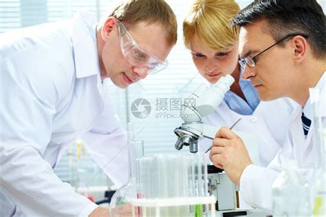 在实验室中进行实验的高清图片下载 正版图片504724916 摄图网