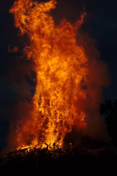 무료 이미지 분기 하늘 목재 밤 연기 저녁 빨간 불꽃 기분 좋은 캠프 불 모닥불 열 화상 상표 구름 배경 선명한 뜨거운 불빛 한여름