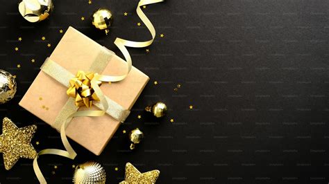 크리스마스 배너 디자인입니다 어두운 검은색 배경에 황금 장식 공 파티 스트리머 및 색종이가 있는 크리스마스 선물 공간을