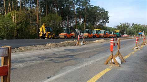 도로 공사 큰 건설 건설 장비는 수리 및 건설 준비가 도로를 따라 서있다 우크라이나 0명에 대한 스톡 사진 및 기타 이미지 0명 거리 건설 기계류 Istock