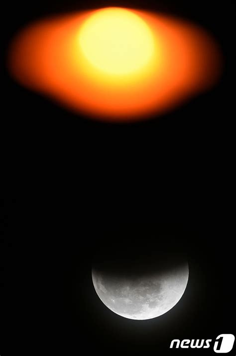 사진 인도의 슈퍼 블루 블러드 문