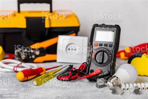 복사 공간이 있는 대리석 배경에 전기 장비 평면도 전기 공구 세트 멀티 미터 테스터 스크루 드라이버 커터 덕트 테이프 램프 줄자 및 와이어 플렛 누워 0명에 대한 스톡 사진