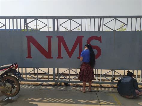 ပဲခူးစက်မှုဇုန်က ဖိနပ်စက်ရုံလုပ်သားများ လခလစာရရှိရေးအတွက် ဆန္ဒထုတ်ဖော်