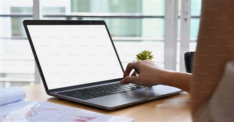 사무실 책상에서 노트북 컴퓨터로 작업하는 회계사의 모습을 닫습니다 사진 Unsplash의 태국 이미지