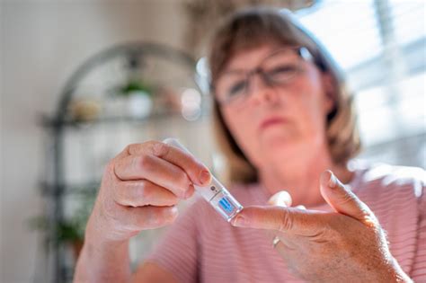 현대 중산층 집에서 포도당 측정기로 혈당 수치를 확인하는 성숙한 여성 노인에 대한 스톡 사진 및 기타 이미지 노인 제2형당뇨병 당뇨병 Istock