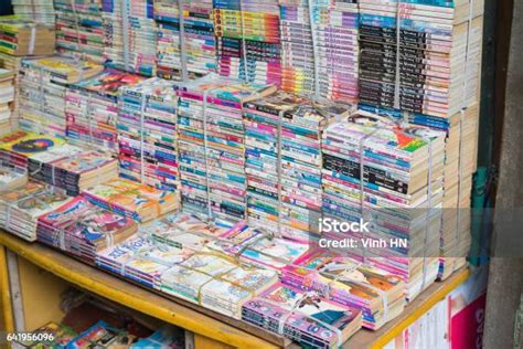 하노이 베트남2015 년 10 월 25 일 사용된 어린이 만화 하노이 거리에 판매 만화책에 대한 스톡 사진 및 기타 이미지