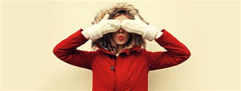 하얀 장갑을 끼고 손으로 눈을 가리는 젊은 여성의 초상화 배경에 모피 후드가 달린 빨간 재킷 25 29세에 대한 스톡 사진 및 기타 이미지 Istock