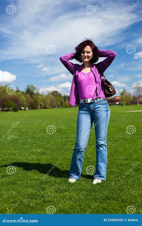 Mujer Joven En Un Parque Foto De Archivo Imagen De Retrato 24404502