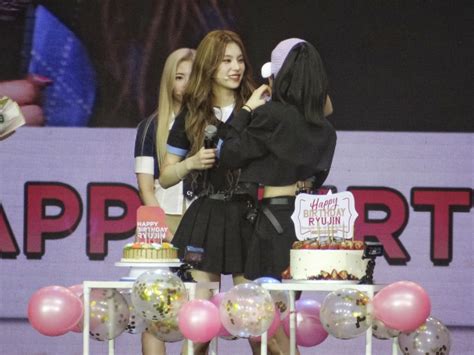 PHOTOS ITZY At Their BENCH Fan Meeting In Manila Allkpop