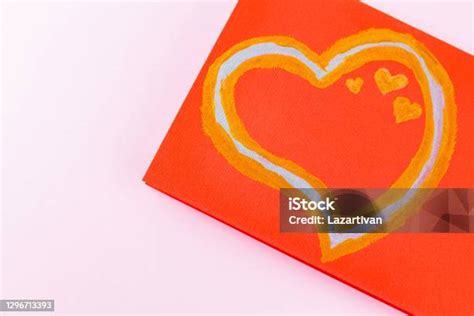 빨간 엽서에 금의 심장이 페인트 분홍색 배경에 하트가있는 축제 카드 발렌타인 데이 엽서 공간을 복사합니다 위쪽 보기 2월에 대한 스톡 사진 및 기타 이미지 Istock