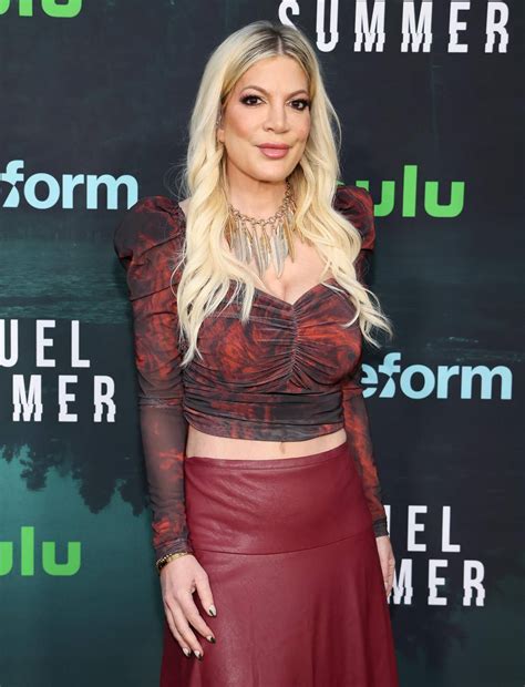 Tori Spelling Opens About Struggles For ‘single Mom Christmas Us Weekly