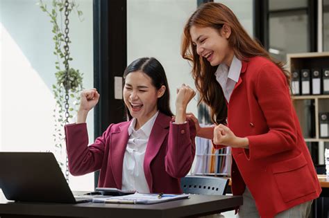 좋은 팀워크 결과 개념 흥분한 성공적인 사업가 승리를 축하합니다 기업 회의에서 팀 빌딩 활동에 종사하는 행복한 비즈니스 팀 축하에 대한 스톡 사진 및 기타 이미지 Istock