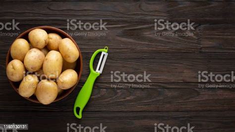 나무 어두운 테이블에 그릇에 어린 껍질을 벗기지 않은 감자 감자 요리에 대한 스톡 사진 및 기타 이미지 감자 요리 생감자