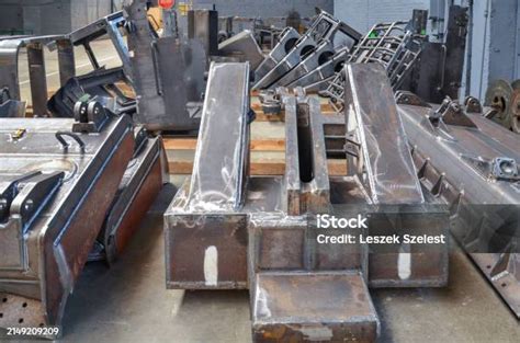 크롤러 도저 및 휠 로더 조립을 위한 용접 부품 준비 구성 요소를 페인팅하기 전에 저장 스테이션 예비 부품 크롤러 불도저 조립 라인 중공업 건설 장비 무거운에 대한 스톡