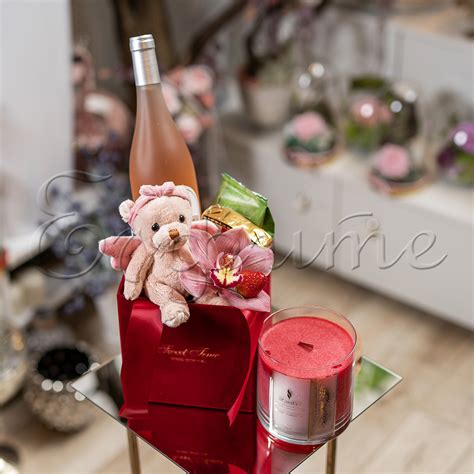 Кутия с лакомства за нея и свещ Ориент