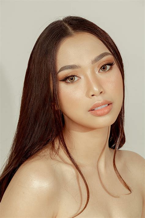 고요한 고전적인 아름다움 광점 긴 머리 눈 매력적인 메이크업 모델 부드러운 피부 상반신을 드러낸 수직 쐈어 스킨케어 스타일 스튜디오 스튜디오 촬영