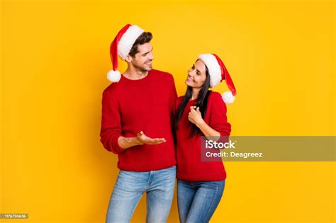 매력적인 결혼 한 사람들의 초상화는 노란색 배경 위에 고립 된 빨간 스웨터 데님 청바지를 입고 의사 소통합니다 12월에 대한