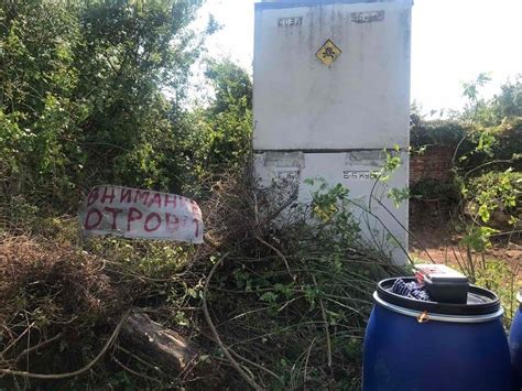 Министър Димитров провери склад за пестициди край чипровското село Бели мел снимки