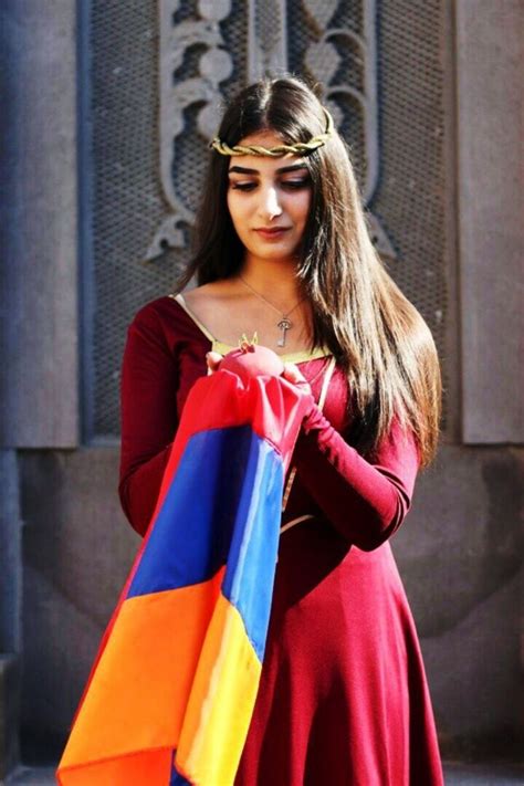 Հայկական աւանդական զարդարանք ու զգեստներ