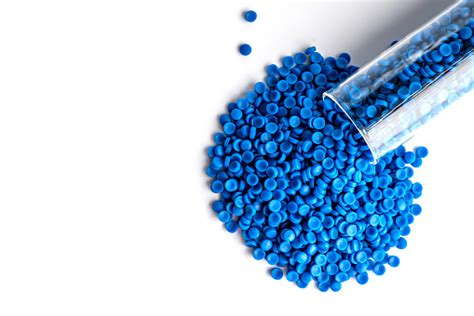 분쇄 된 플라스틱의 작은 조각 재활용을 위해 분쇄 된 병 뚜껑 플라스틱 버진과 혼합 될 플라스틱 폐기물 플라스틱을 줄이는 개념 감소에 대한 스톡 사진 및 기타 이미지