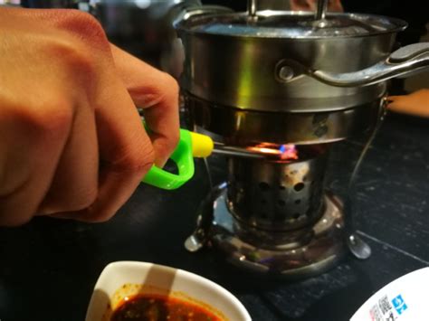 清明节假期最后一天，撸火锅酗可乐（luò），一醉方休。