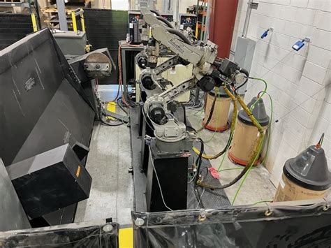 Yaskawa Motoman Ea1400 Triple Arm Robot Welding Cell 2004 450 Amp Miller Auto Axcess 450