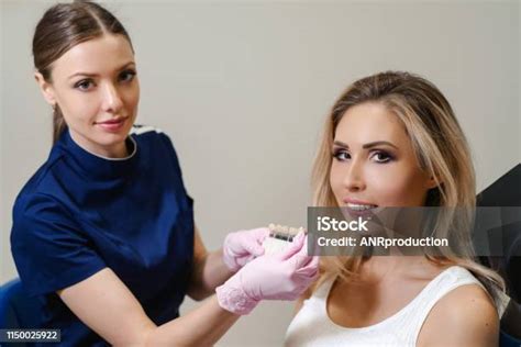 하얀 이빨과 젊은 여자의 아름 다운 미소 그늘 가이드를 사용 하 여 임 플 란 트의 색조를 일치 치아 미 백에 대 한 준비 치과 사무실에서 근접 촬영 매크로 흰색 배경 고립