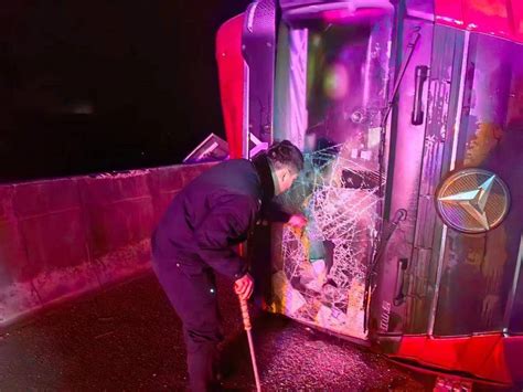 大货车高速侧翻，过路民警砸窗救出一对夫妻杜振宣黔高警车
