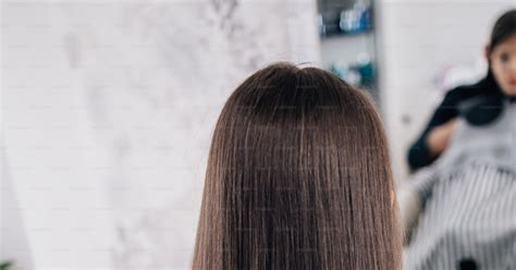 전문 미용사가 부드럽게 머리를 씻는 동안 헤어스타일 치료를 받는 어린 소녀 사진 Unsplash의 헤어 케어 이미지