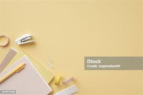 학교 개념으로 돌아 가기 문구 일기 펜 눈금자 클립의 상단보기 사진 미니 스테이플러와 접착 테이프 격리 된 파스텔 노란색 배경에 복사 공간 0명에 대한 스톡 사진 및 기타