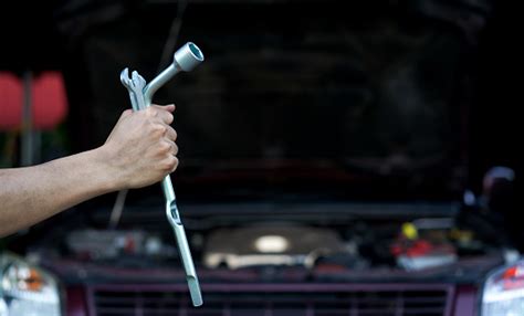 문제를 해결하기 위해 차고 수리점에서 자동차의 엔진 기계 배경에 두 개의 렌치를 들고 기술자 남자 손을 닫습니다 전문 작업 개념 검사 보기에 대한 스톡 사진 및 기타 이미지