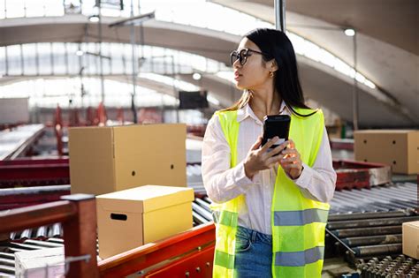 품질 관리에 관한 창고에서 일하는 아시아 여성의 초상화 25 29세에 대한 스톡 사진 및 기타 이미지 25 29세 검사 보기 노동자 계급 Istock