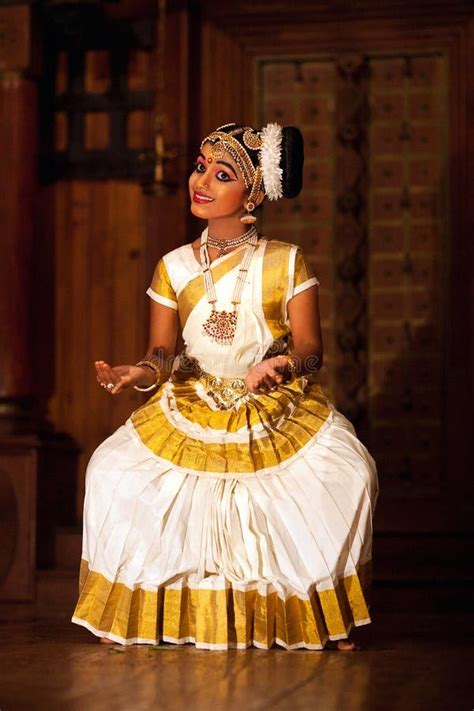 Mooie Indische Meisje Het Dansen Mohinyattam Dans In Fort Cochin Redactionele Stock Afbeelding