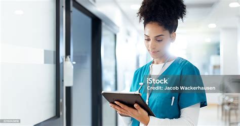 태블릿에서 여성 또는 의사에게 심장학 결과 의료 업데이트 또는 온라인 예약 여부를 확인하십시오 외과 의사 연구 또는 심장 전문의