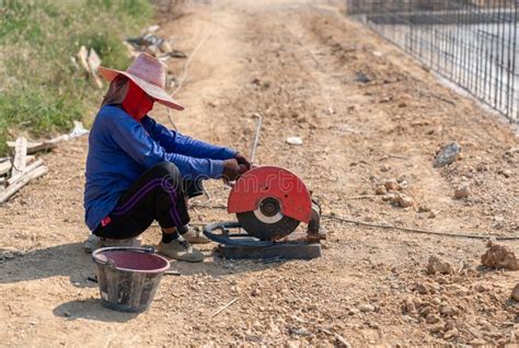 Workers Use Fiber To Cut Steel Wire Coils To Bundle Structures