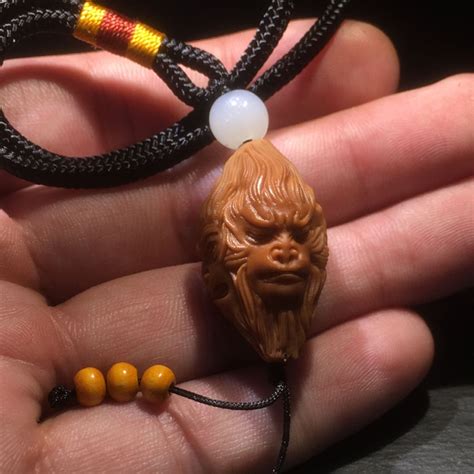 文玩雕刻大圣单粒橄榄核悟空单籽手把件橄榄胡雕刻3面大圣吊坠 虎窝淘