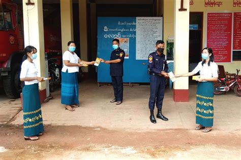 ဇီးကုန်းမြို့နယ်တွင် ပြည်ထောင်စုရွေးကောက်ပွဲကော်မရှင်မှ ထုတ်ဝေသည့် လက်ကမ်းစာစောင်များ ဖြန့်ဝေခြင