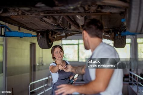 자동차 수리점에서 차 아래에서 팀워크를 보여주는 남성과 여성 정비사 2명에 대한 스톡 사진 및 기타 이미지 2명 30 39세 검사 보기 Istock
