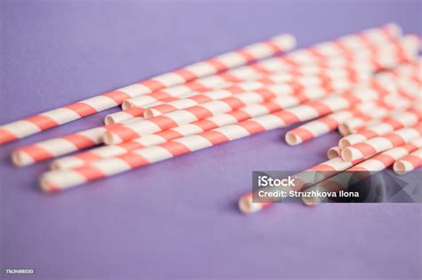 파스텔 바이올렛 배경에 산호와 흰색 선이 있는 칵테일을 위한 밀짚 개념에 대한 스톡 사진 및 기타 이미지 개념 개념과 주제 공휴일 Istock