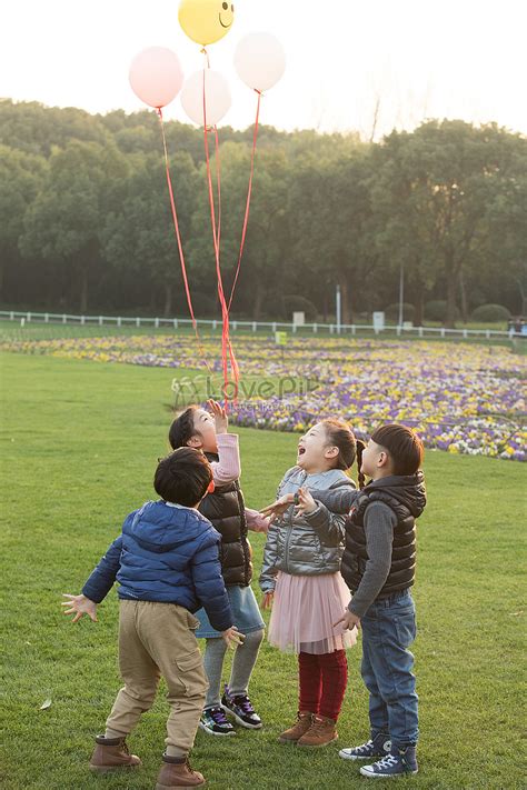 풍선을 가지고 노는 아이들 사진 무료 다운로드 Lovepik