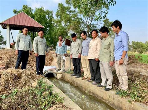 ថ្នាក់ដឹកនាំក្រសួងធនធានទឹក និងឧតុនិយម បានផ្តល់ប្រេងម៉ាស៊ូត ចំនួន ១ ០០០លីត្រ ជូនប្រជាកសិករ