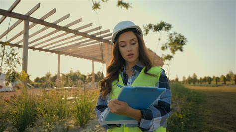 사려 깊은 백인 여성 여성 숙녀 전문가 기술자 환경 엔지니어 소녀 검사 보류 태블릿 개수 메모하기 펜 쓰기 계획 분석하다 생태학 프로젝트 계획 자연 마을 농장 Stem