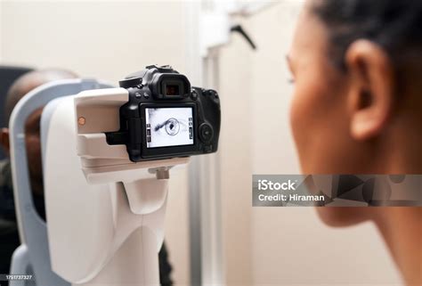 여성 검안사 및 굴절계는 병원에서 시력 검사 시력 및 건강 관리를 제공합니다 기술 안과 의사 및 의사는 시력을 테스트하고 의료 상담에서 렌즈 또는 기계를 확인하고