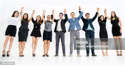 팀웍 사업 아이디어 개념 다민족 직원 파트너의 서 능력과 함께 행복 하 고 즐거운 흰색 배경 유지 개념에 대한 스톡 사진 및 기타 이미지 Istock