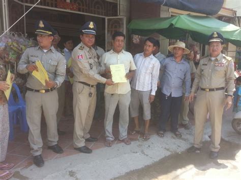 កម្លាំងអធិការនគរបាលខណ្ឌសែនសុខ ចុះចែកសៀវភៅស្នាក់នៅដល់ប្រជាពលរដ្ឋ៦៥គ្រួសារ ចំនួន២ភូមិ នគរដ្រេហ្គន