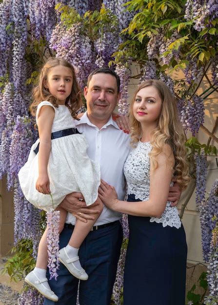 Vader Houdt Zachtjes Een Schattige Dochter In Zijn Armen En Knuffelt Moeder Moeder En Meisje