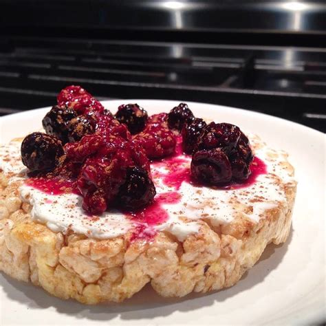 Rice Cakes With Cream Cheese And Berries