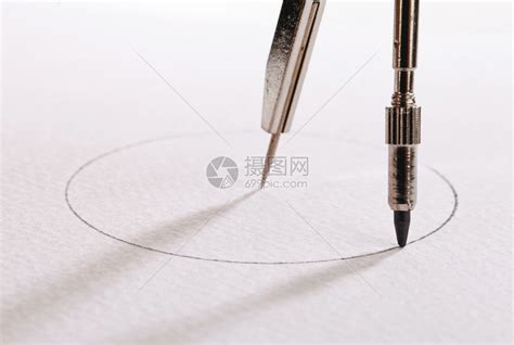 在纸上画圆的规高清图片下载 正版图片502621650 摄图网